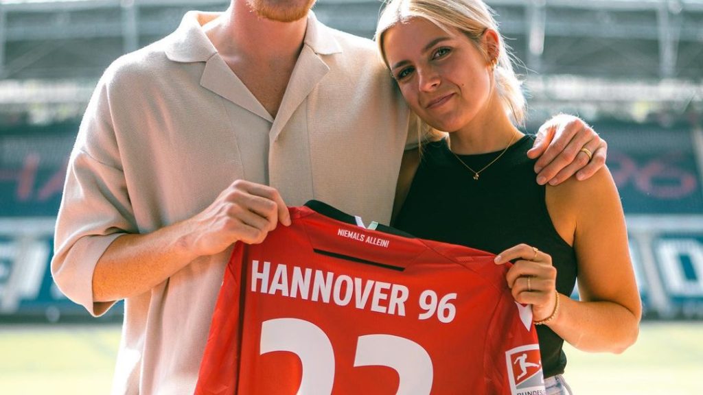 Franziska Halstenberg springt Shanga Forsberg zur Seite