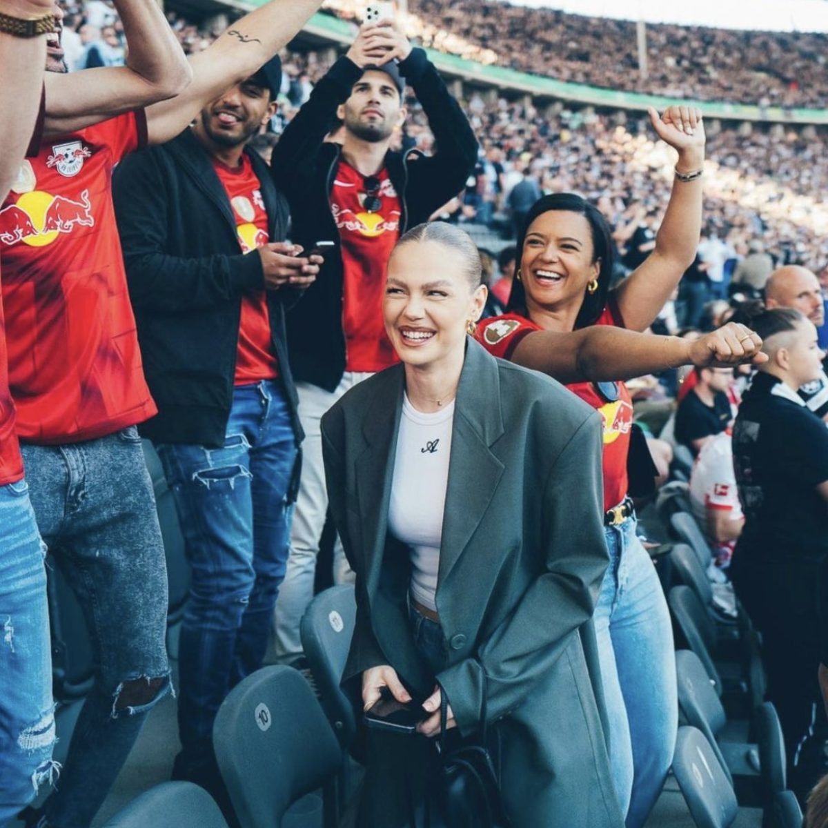 Evelyn und Davie Selke unterschreiben besonderen „Vertrag“